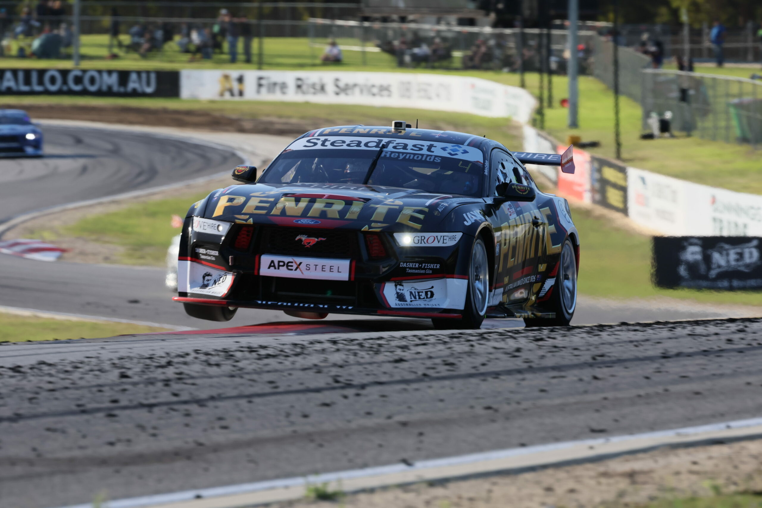 David Reynolds leads the way as title contenders flounder in Perth ...